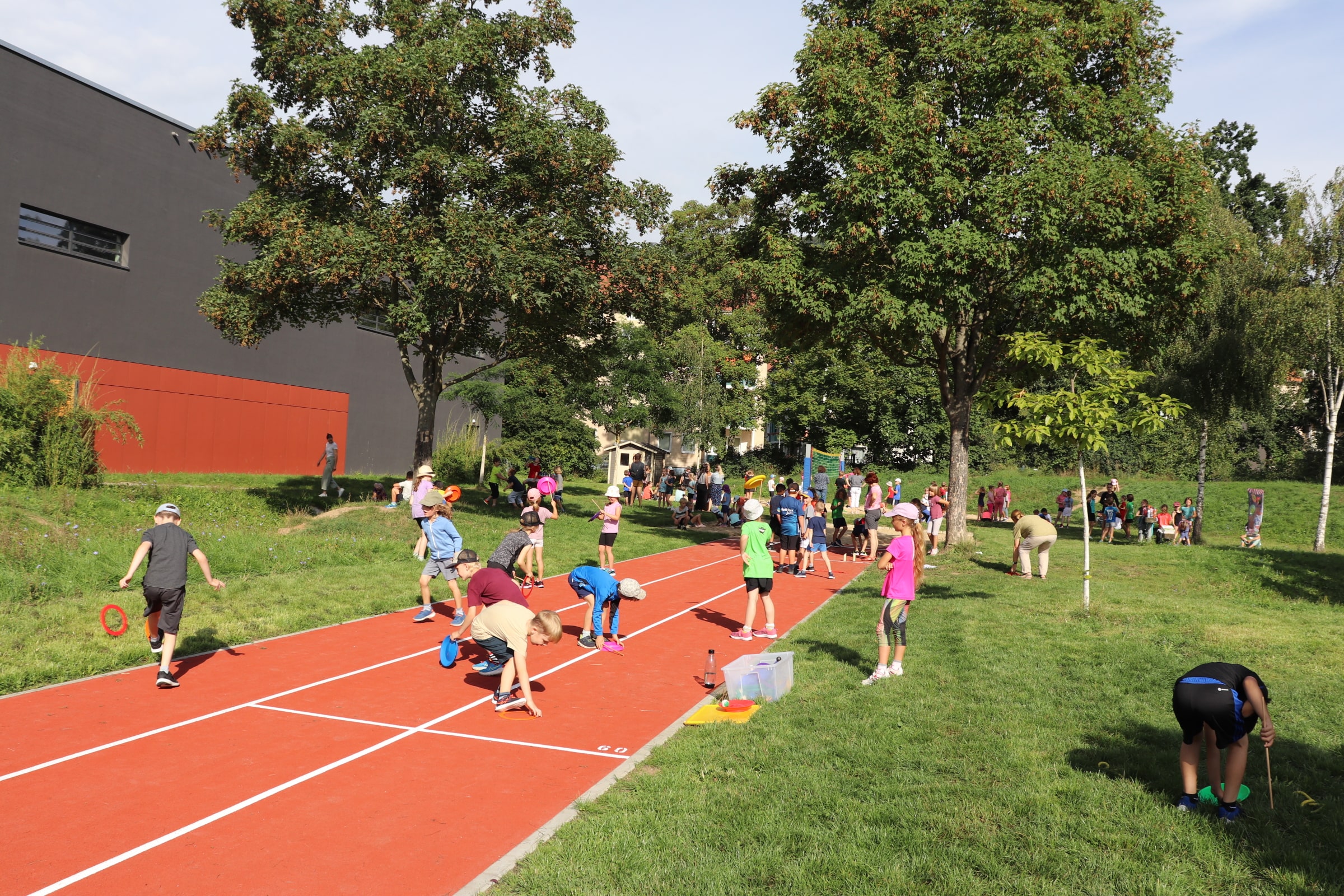 Feierliche Einweihung der Schulsportanlage der Montessorischule Jena ...